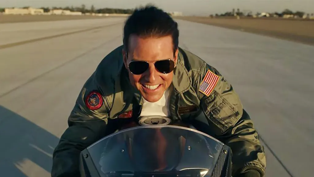 Return Of The Legend: Tom Cruise Wears the Iconic Ray-Ban Aviators In ...