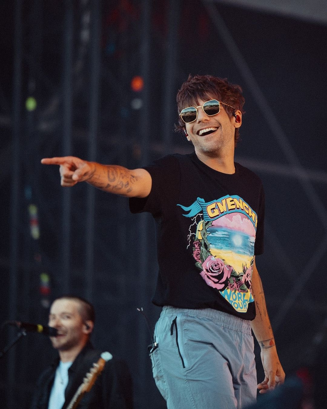 Louis Tomlinson Wows Festival Crowd in Ray-Ban Shades – EyeOns