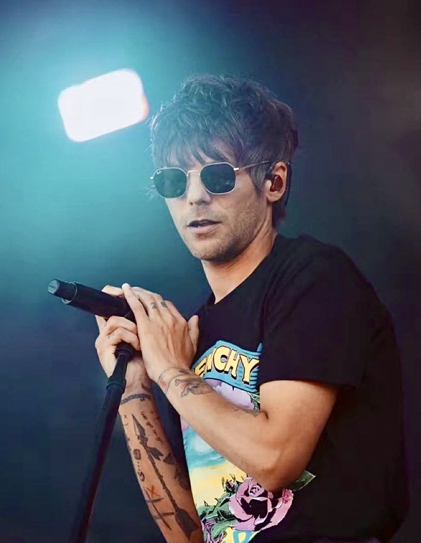Louis Tomlinson Wows Festival Crowd in Ray-Ban Shades – EyeOns