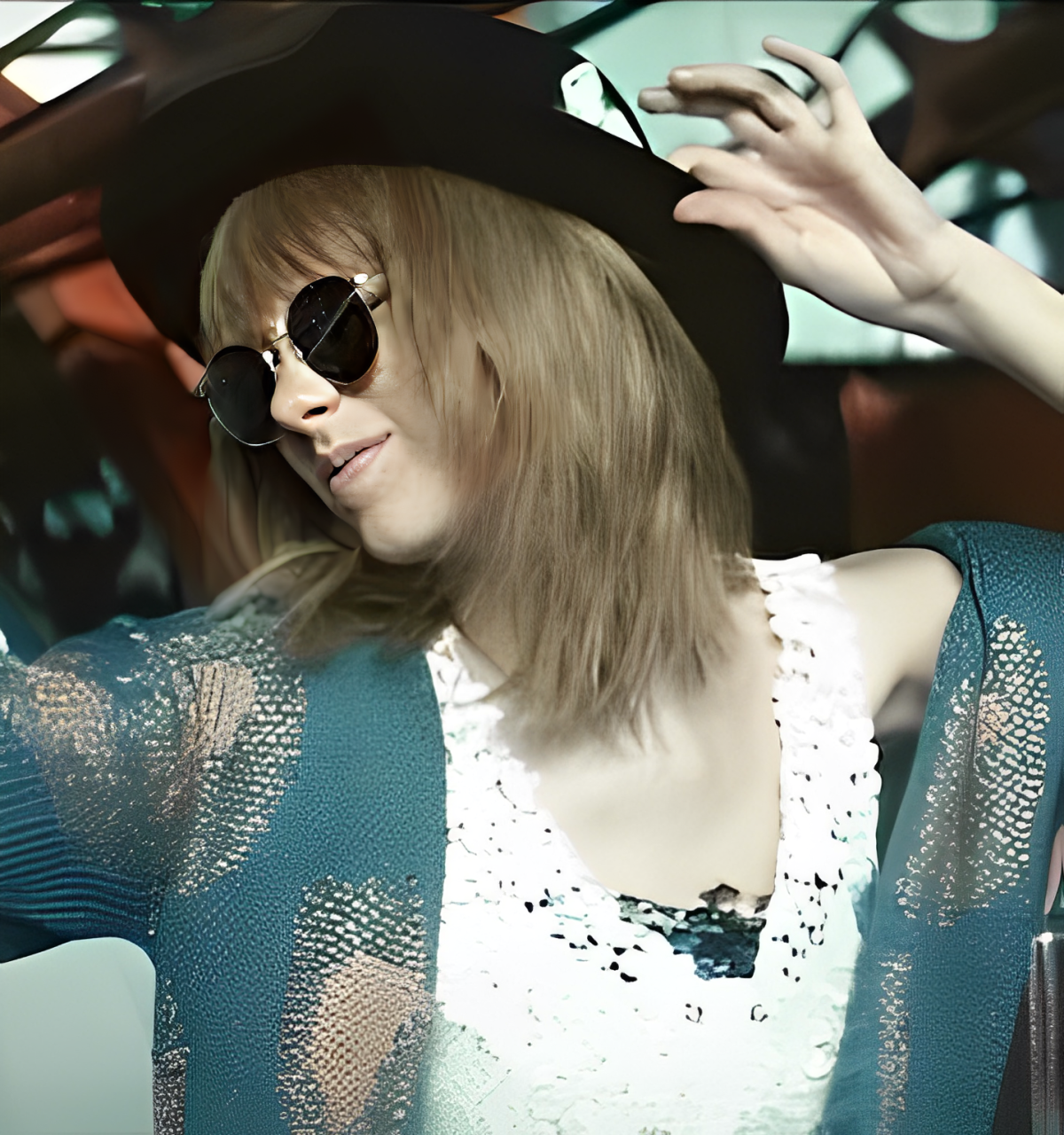 Round and Metal for a Change: Ray-Bans Worn by Taylor Swift in I Knew ...