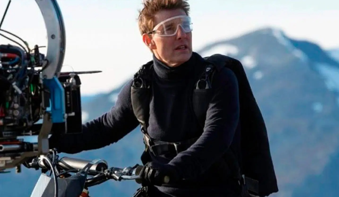 Tom Cruise in Oakley ECLP23 Sunglasses – EyeOns.com